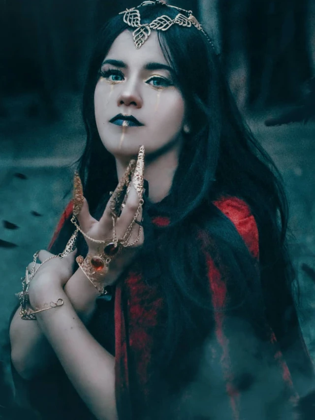 Halloween: O belo cosplay de uma bruxa, da Insania