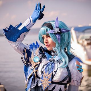 Belo cosplay da Sakura Haruno natalina, de Naruto