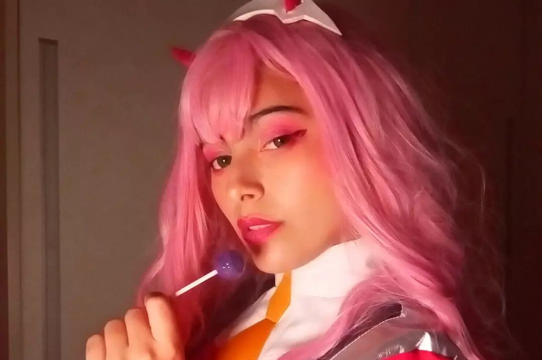 Kai'Sa Guardiã Estelar neste belo cosplay de League of Legends, com vestido