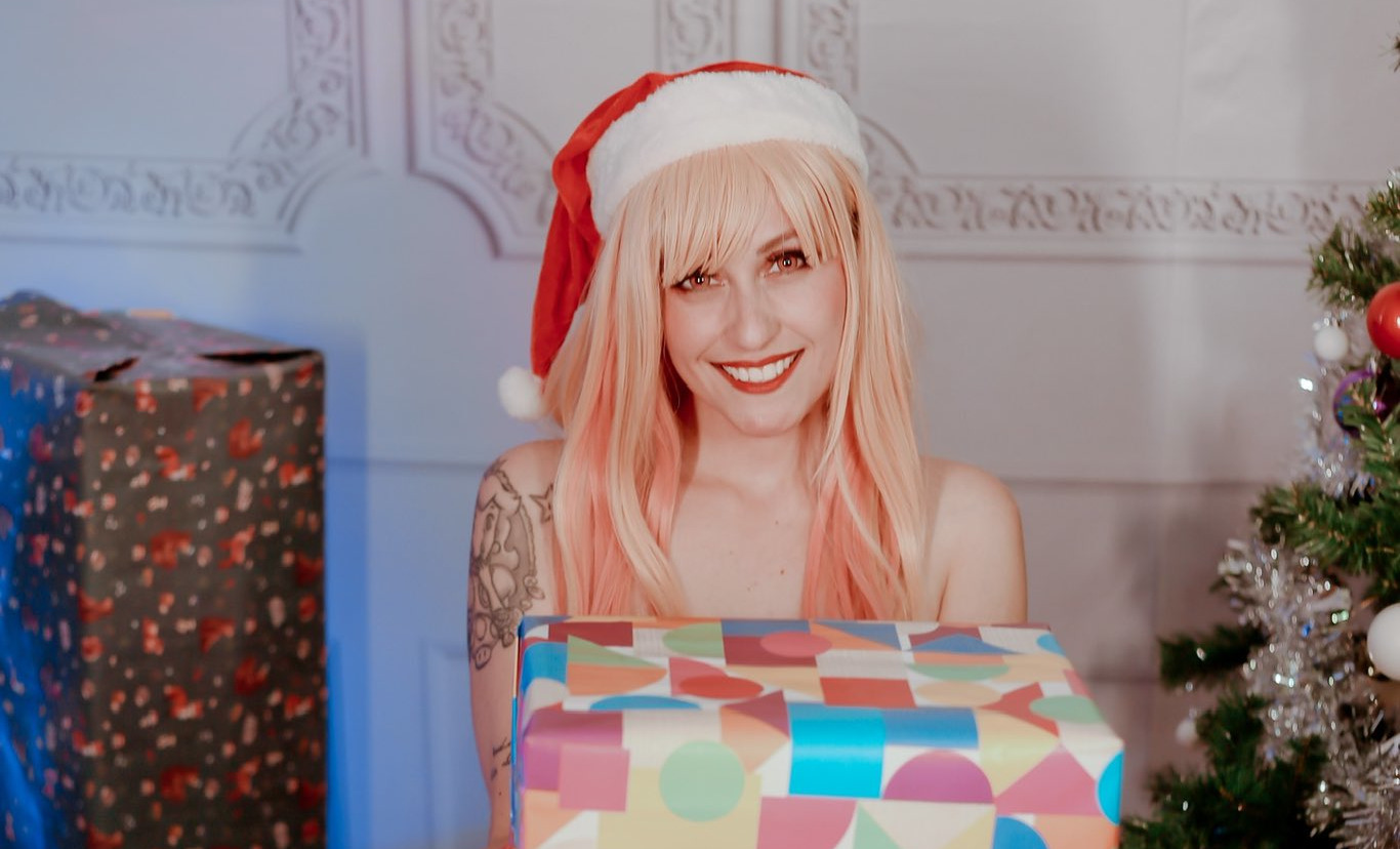 Marin comemora o Natal neste lindo cosplay de My Dress-Up Darling