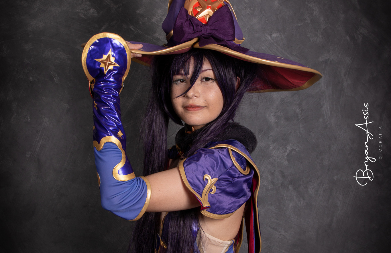 Veja este cosplay incrível da Mona, de Genshin Impact, da Miu