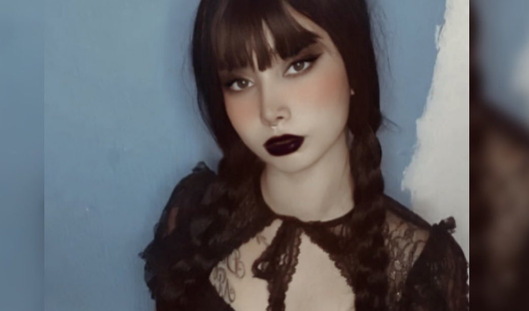 Belo cosplay da Wandinha, da série da Netflix, da Stefanny Silva