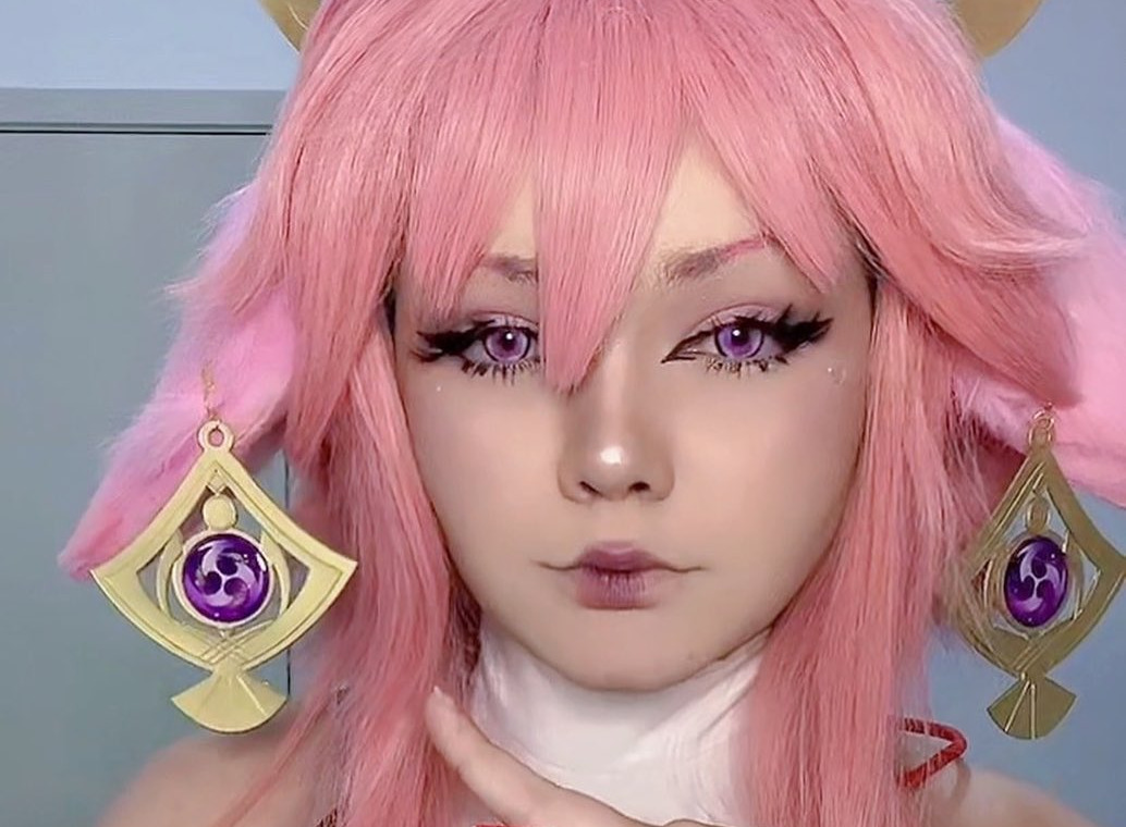 Lindo cosplay da Yae Miko, de Genshin Impact, da Isa