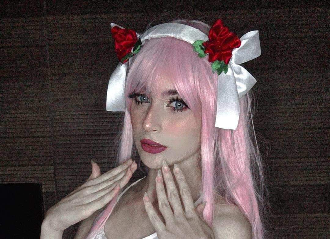 Lindo cosplay da Zero Two com vestido branco, de Darling in The FRANXX