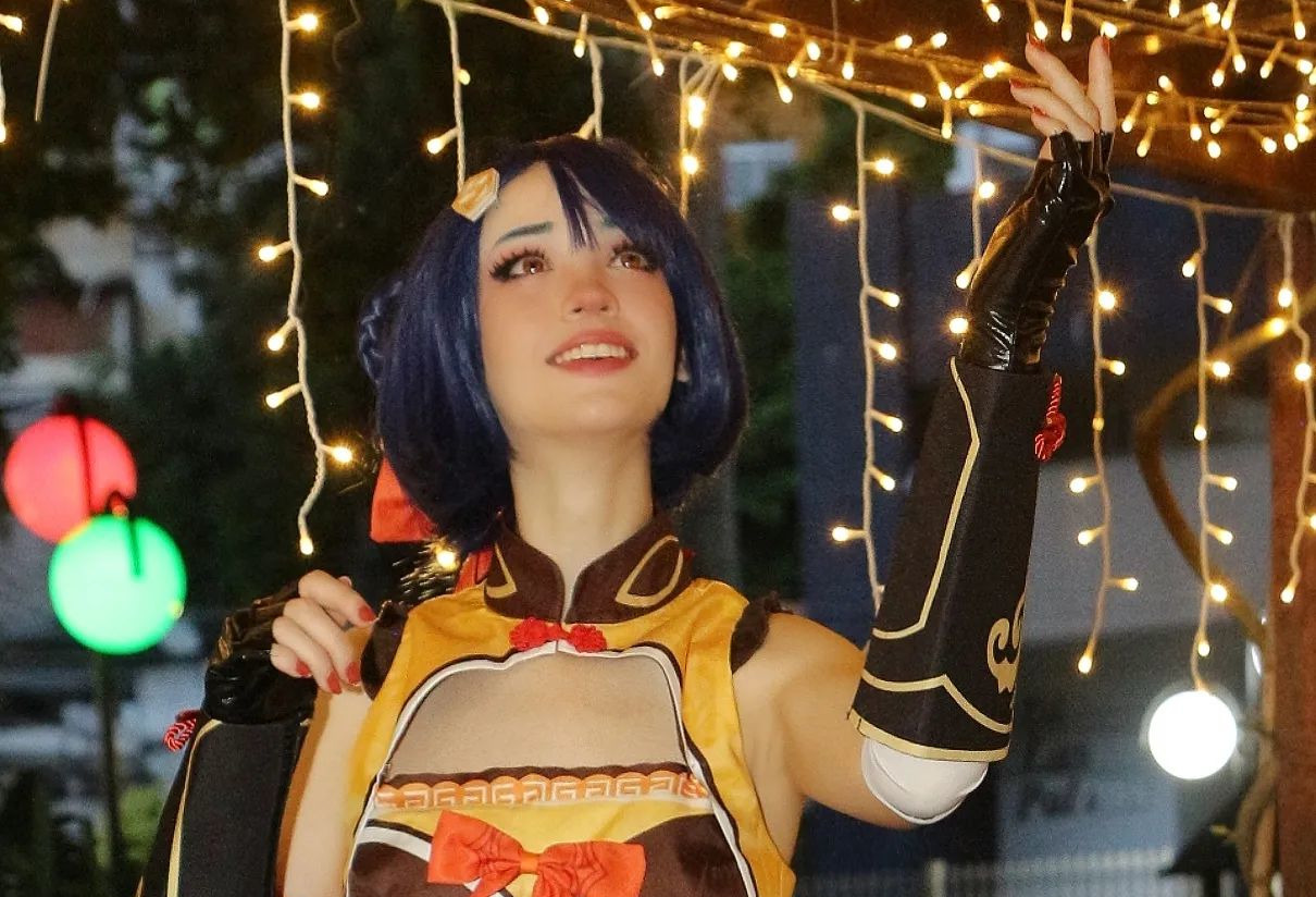 Belo cosplay da Xiangling, de Genshin Impact, da Mydan