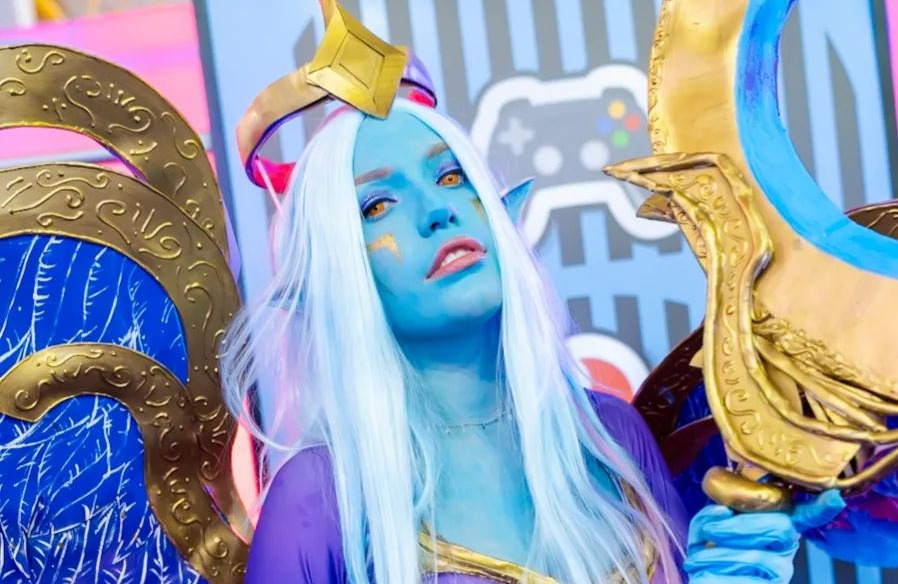 Belo cosplay da Tristana Pool Party, de League of Legends