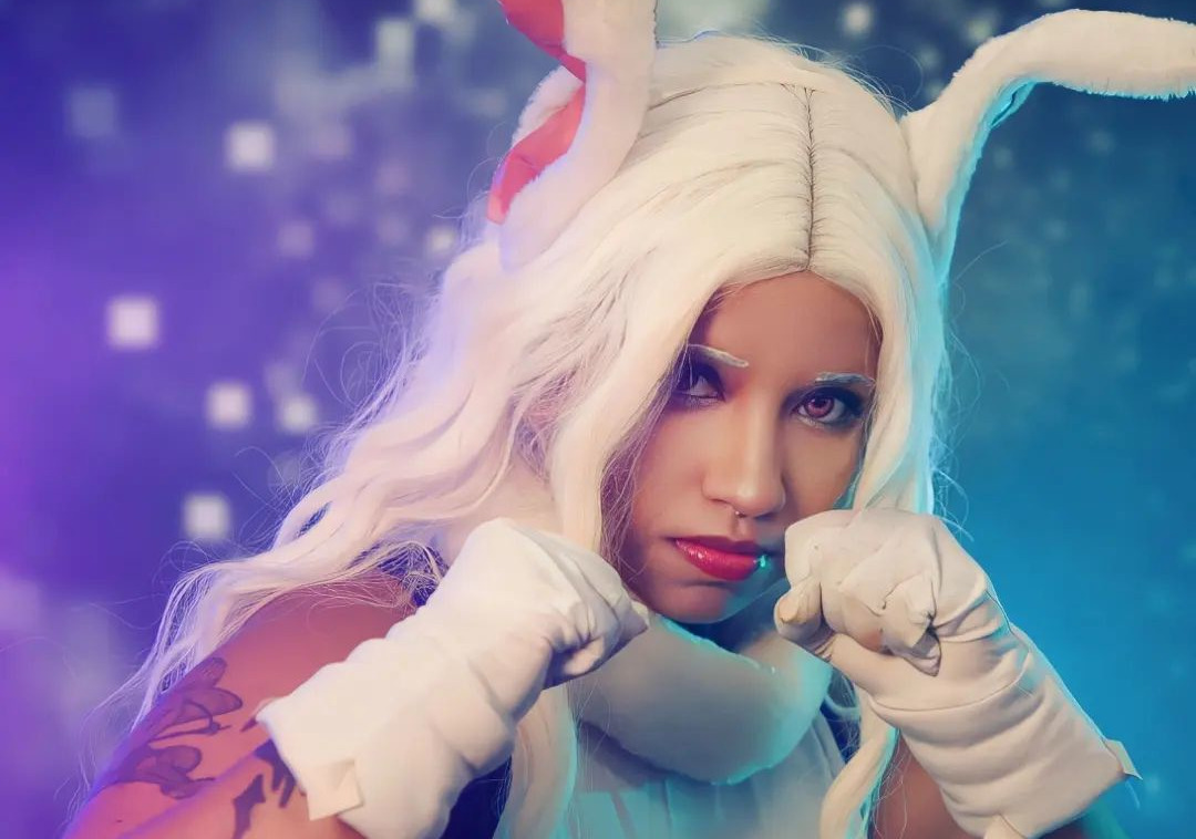 Brasileira Natsu faz um belo cosplay da Mirko, de My Hero Academia