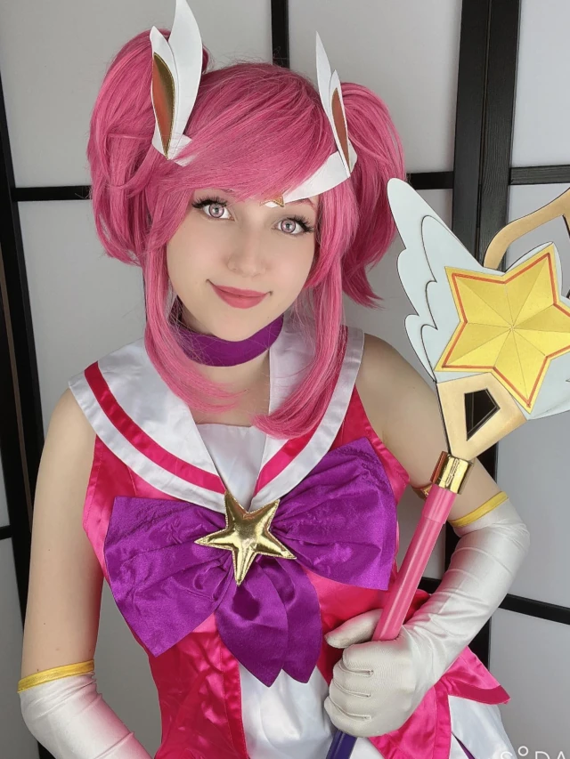 Belo cosplay da Lux Star Guardian, de League of Legends