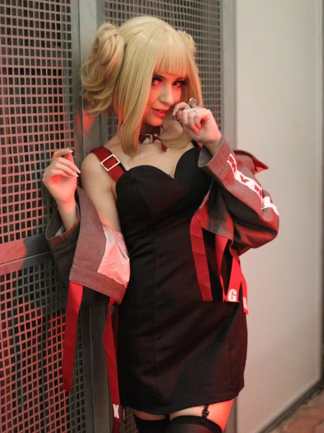Himiko Toga, de My Hero Academia, ganha belos cosplays com vestidos