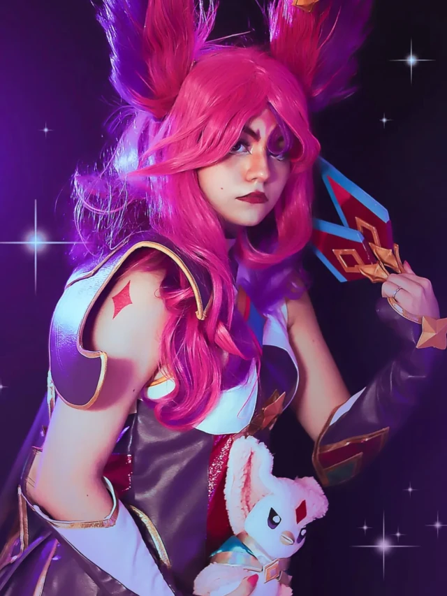 Xayah Star Guardian neste belo cosplay de League of Legends, da Isa Coelha