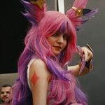 Veja o lindo cosplay da Xayah Guardiã Estelar, de League of Legends, da ...