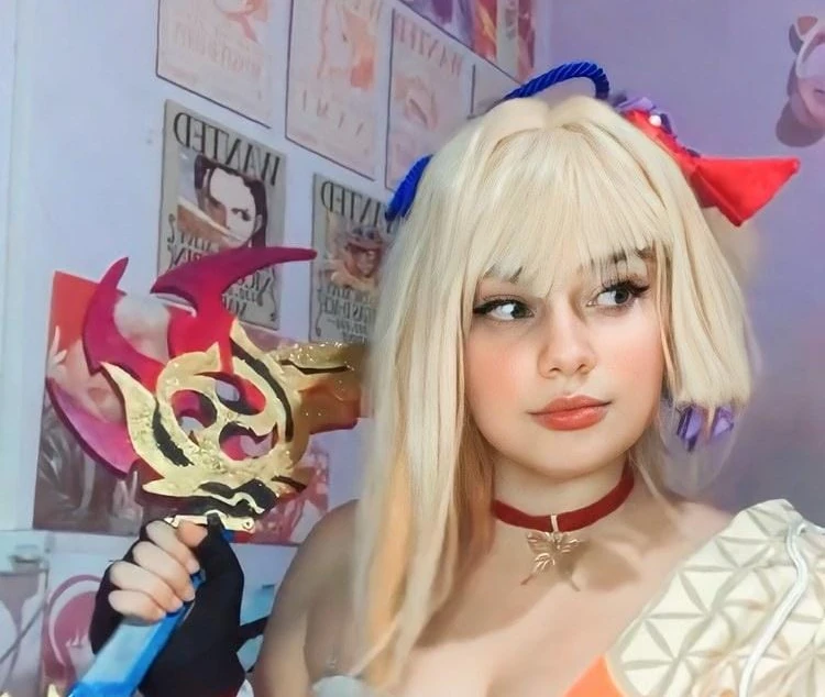 Cosplayer brasileira ibellarw faz um belo cosplay de Yoimiya de Genshin ...