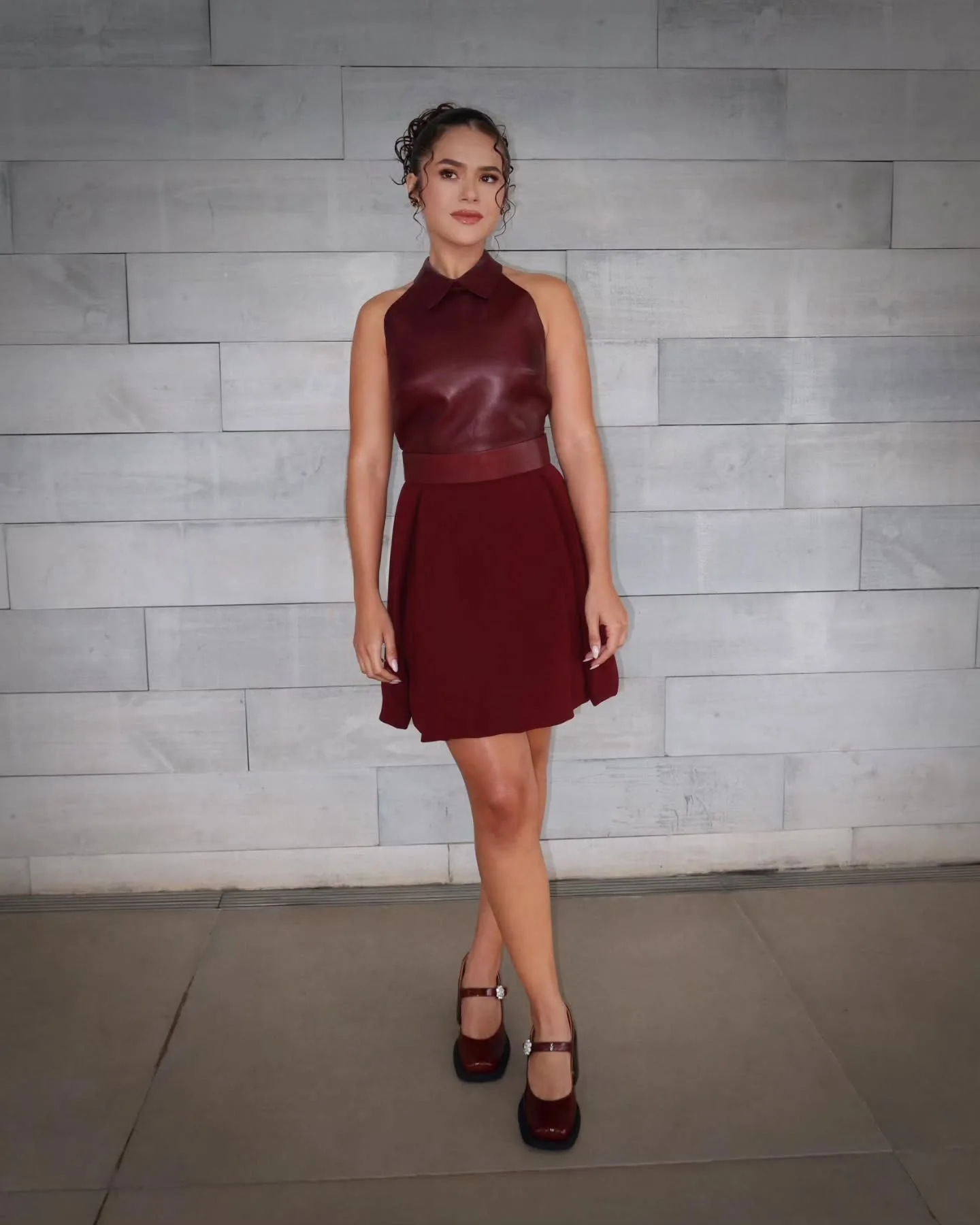 Maisa Silva aposta em saia vinho em evento: "Bem bonequinha"